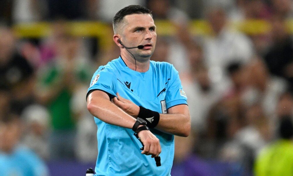 Michael Oliver arbitrará el Barça-PSG en la Liga de Campeones
