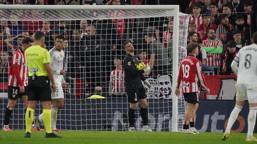 Simón brilla en San Mamés y evita una goleada del Athletic ante el PSG